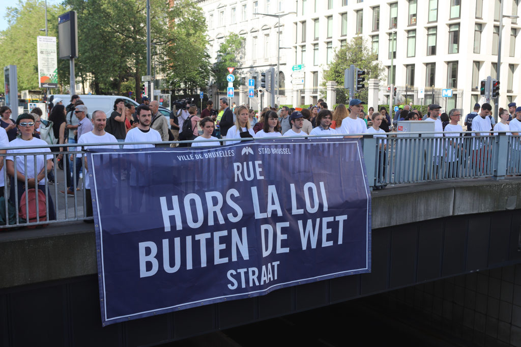 « Rue Hors-la-Loi » : des militants dénoncent la crise de l’accueil ...